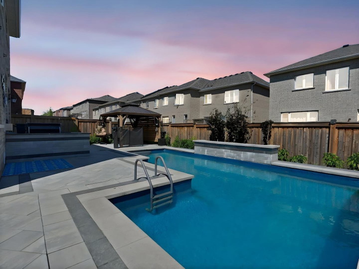 Private Pool Oasis | Luxury Getaway& Spacious Home - Brampton