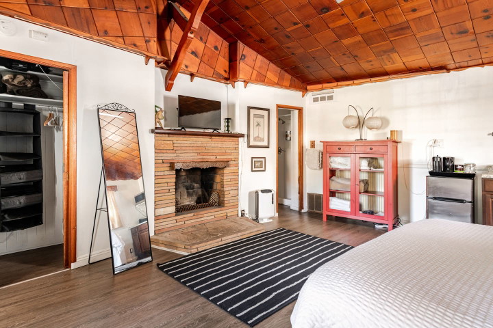 Cozy West La Studio | Free Yoga Access - Culver City