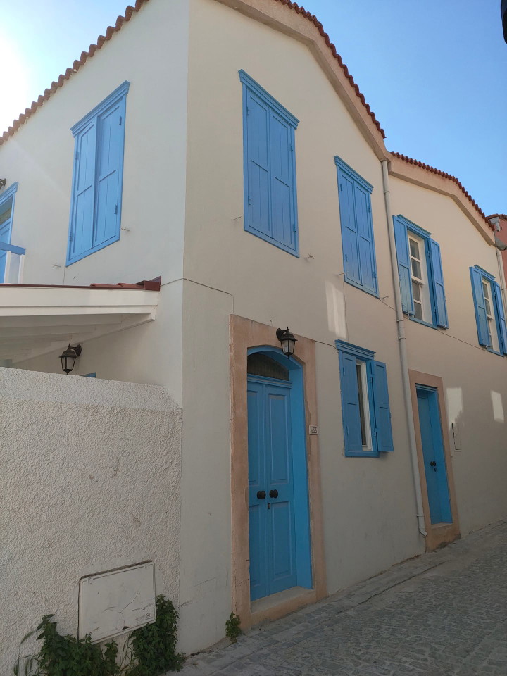 Maison Grecque Spacieuse, Indépendante, Avec Cour Au Centre, Climatisée - Çeşme
