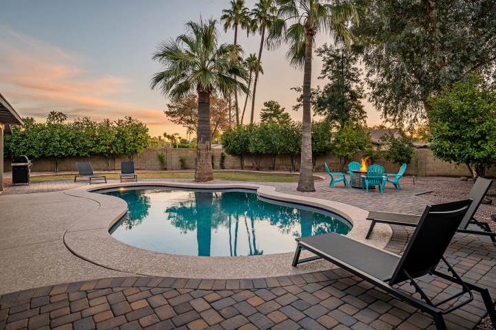 Art Deco Oasis: Vintage Charm, Pool, Firepit, Bbq - Phoenix, AZ