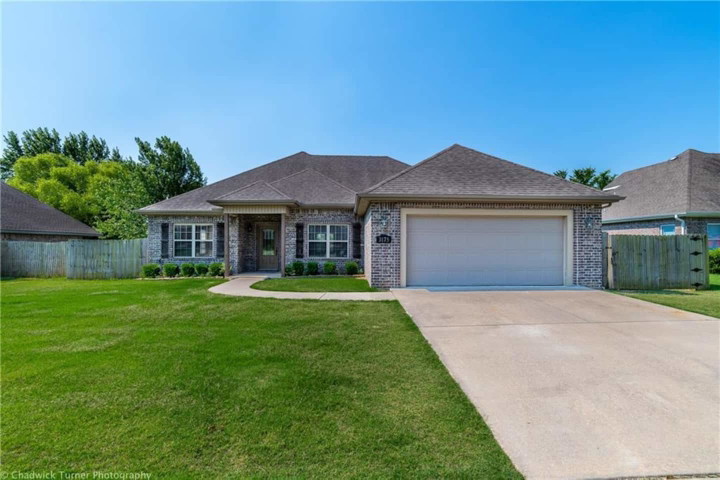 Spacious 3 Bedroom Gem With Lighted Patio - Fayetteville, AR