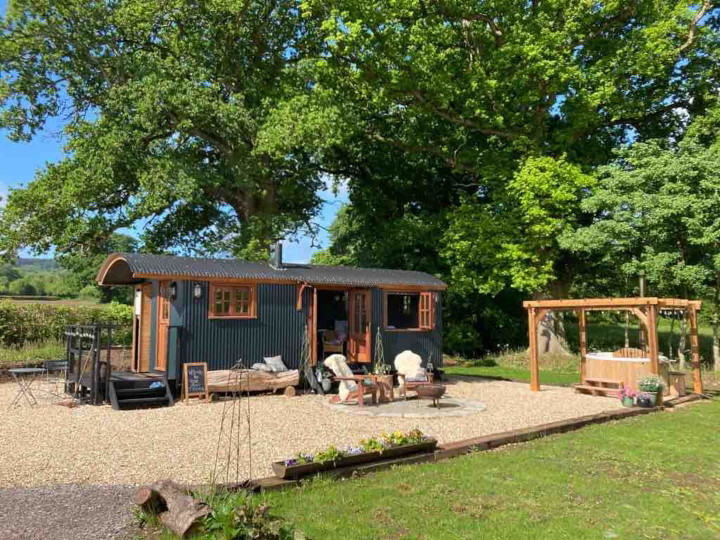 Little Bow Green, Luxury Shepherd's Hut & Hot Tub - United Kingdom