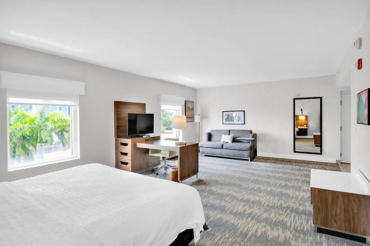 Stay Near The Airport W/ Shuttle & Free Breakfast - Sarasota, FL