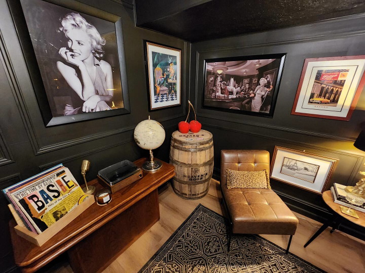 Crystal House ~ Hot Tub + Hidden Bar Room ~ Wow! - Bloomington, IN