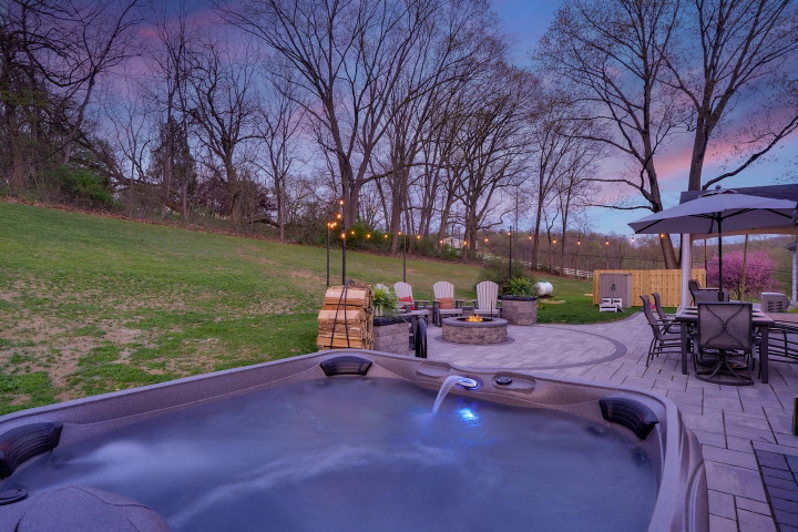 Sleeps 18 - 2 Living Rooms - Fire Pit - Hot Tub - Honey Brook, PA