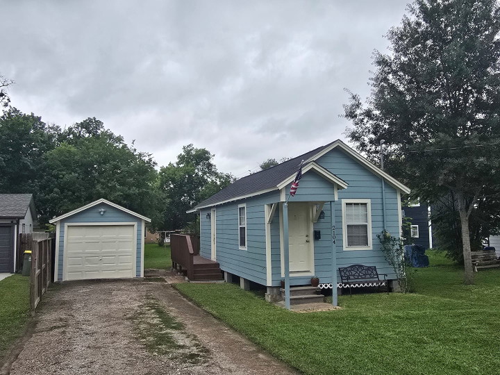 Cozy And Charming Home In Pearland! - Pearland, TX