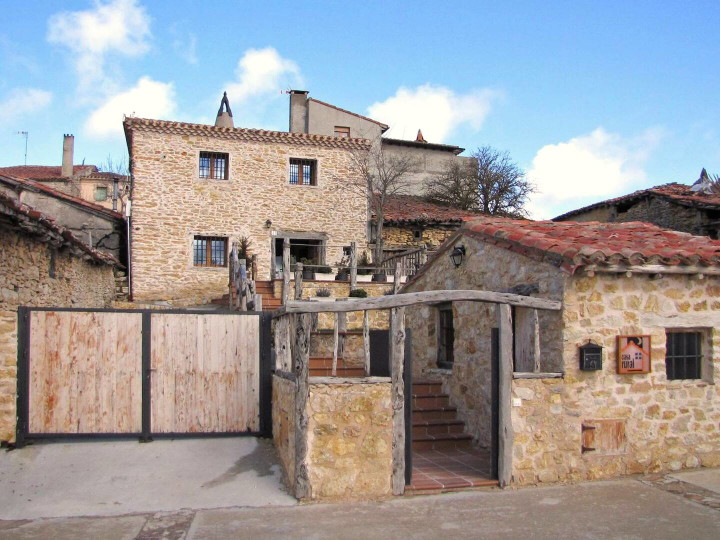 Charming Stone House With Garden - Abejar
