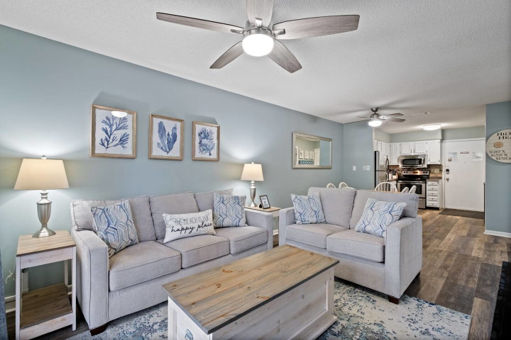 The Barefoot Bungalow: Only 2 Blocks To The Beach! - South Carolina