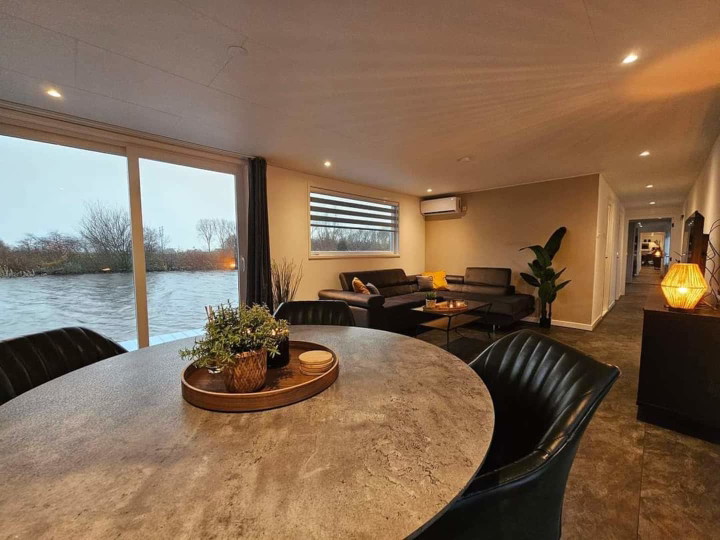Luxe Woonboot In De Natuur Aan Doorgaand Vaarwater - Leeuwarden
