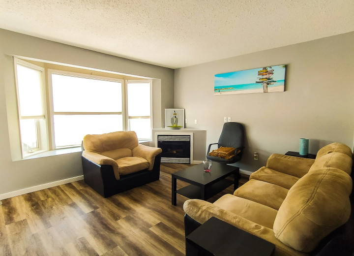 Spacious Executive Private Suite- Outside Calgary - Strathmore