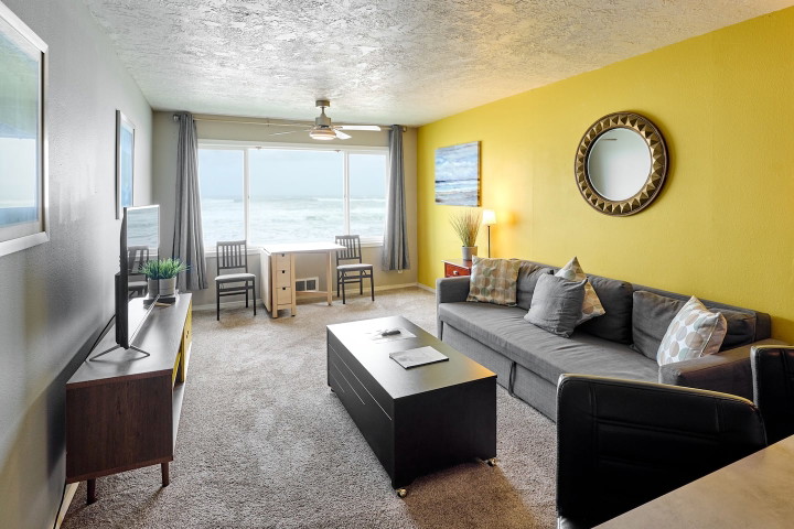 Beachfront Suite - Second Floor - Sleeps 4 - Pool - Oregon