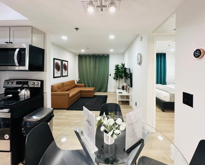 Lux 1 Br Condo Fully Renovated Pool, Gym, And Jacu - Las Vegas, NV