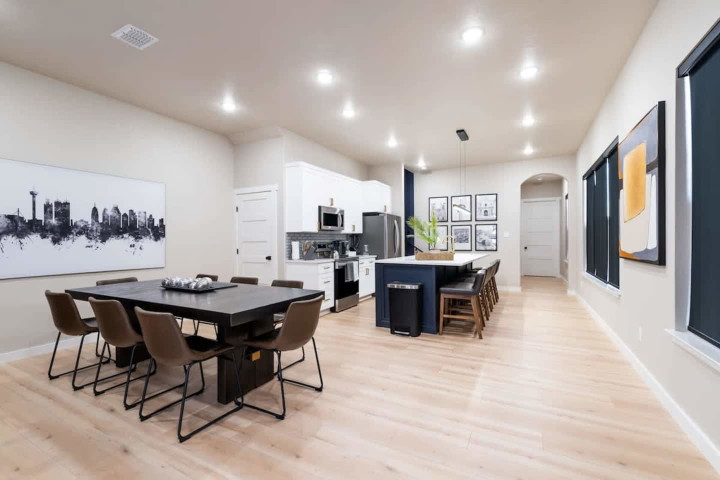 Spacious Family Gem: 5* Location & Pool Table - San Antonio, TX