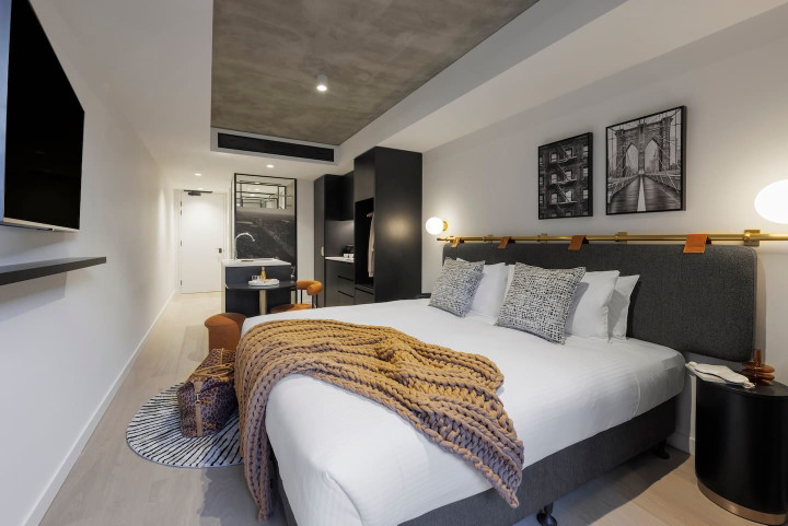 Stylish Hotel Suite With Balcony, Pool, Spa, Gym - Melbourne