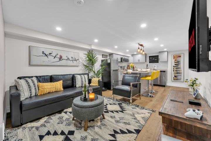 2br No Stairs | Parking + Pets | 15 Min Downtown - Toronto