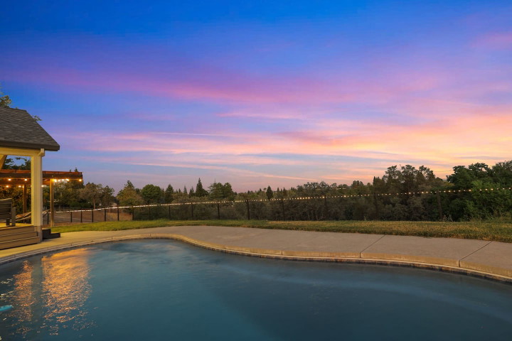 |The Ritz 66| Posh + Pool + Views! - Redding, CA