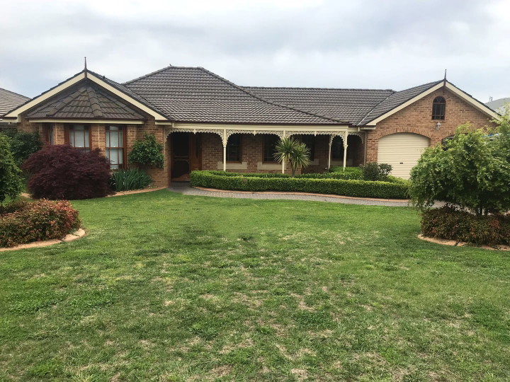 Large Home Supercars Accommodation - Bathurst
