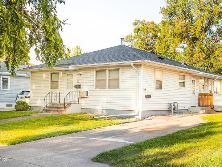 The 13th Street Stay | Cozy & Central - North Dakota