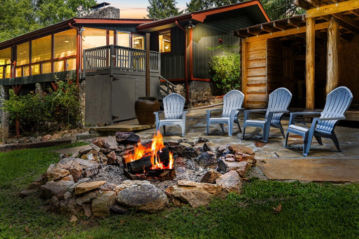 Lakefront W/ Private Dock | Game Room & Fire Pit - Gainesville, GA