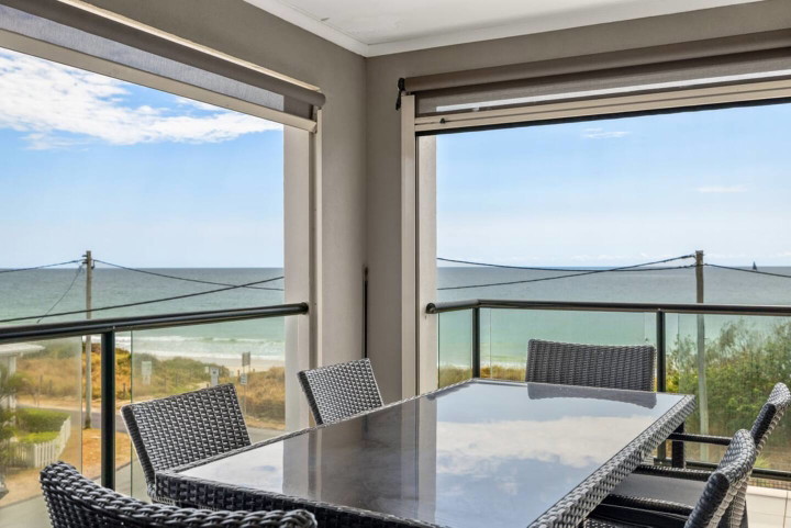 One Of A Kind Beach Front Unit - Brisbane