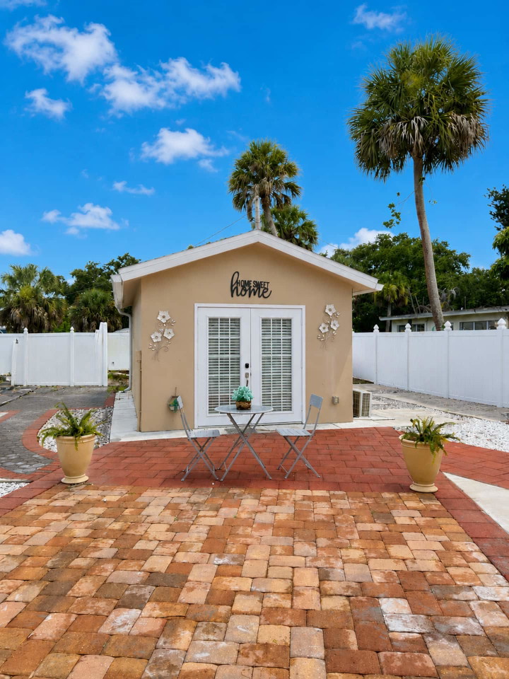 Newly Furnished 1-bedroom Guesthouse Free Parking - Vero Beach, FL