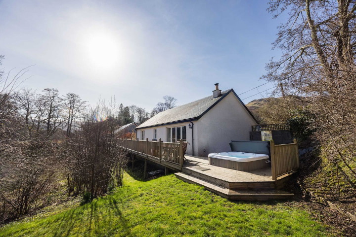 Ghillie's Cottage On The River Lochay - Killin