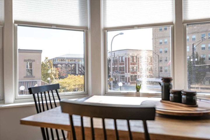 Beautiful Corner View Loft In Downtown Champaign. - Champaign, IL