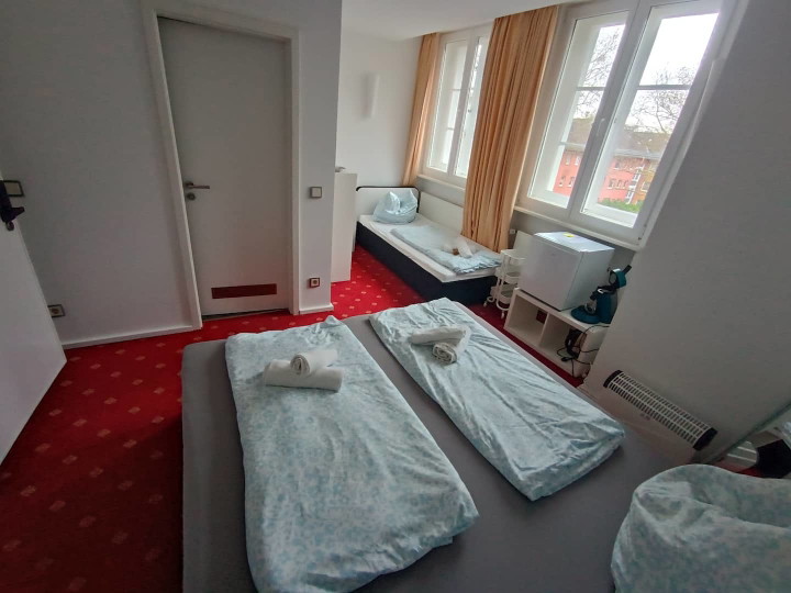 Econo Room For 3 / Hotel - Cologne