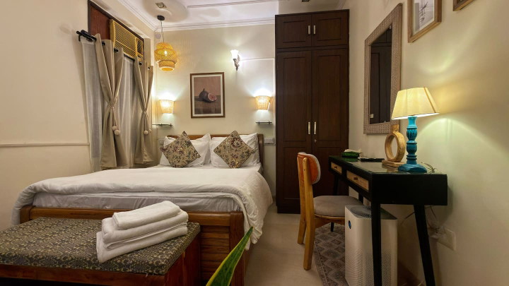 Fig: Cozynest Room W/ Queenbed, 50 Tv | Eok - Delhi, India