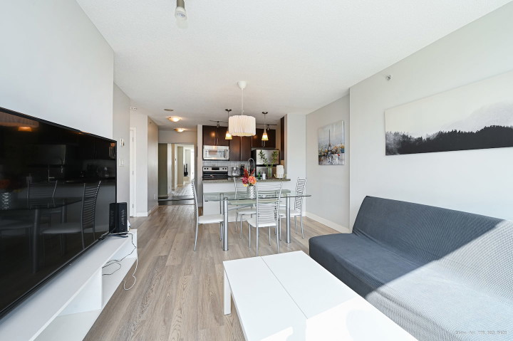 Spacious 1 Bedroom+den With Pool - Vancouver