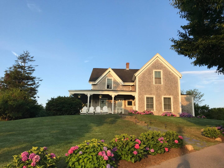 Windrose Walk To Town & Beach! - New Shoreham, RI