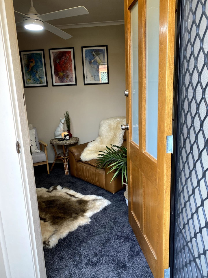 Modern Unit, 1 Double Bed With Tv, New Bathroom - Kingswood