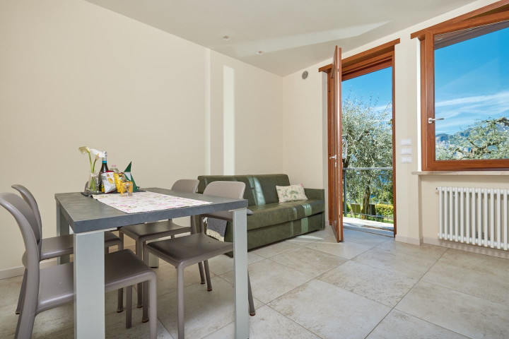 Tino: Luxury App. Private Balcony With Lake View - Malcesine