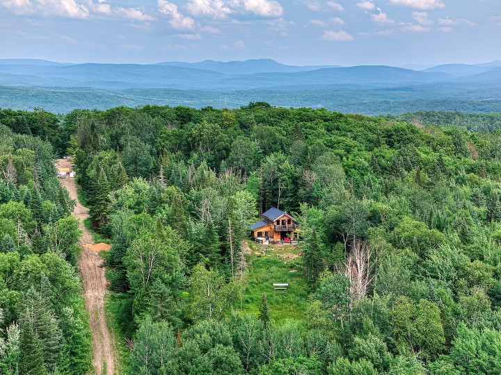 Mountain Chalet, Hot Tub, Private Property, And Lake - Quebec