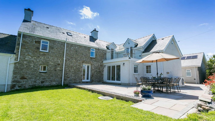 Spacious Renovated Farmhouse In Anglesey Country - Gwynedd