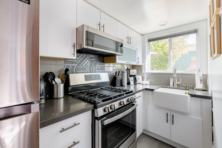 Modern Full Kitchen Cottage With Private Patio - Oakland, CA