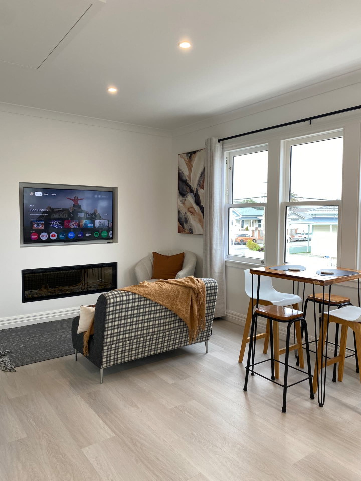 Relax In Style At "The Adelaide Petone" - Wellington