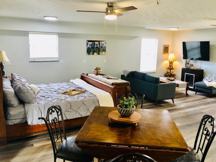 Suite On Sunset Ridge, 26 Acres And A Small Pond. - Huntington, WV