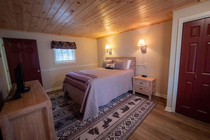 Snowshoe Lodge Room 2 - Lake Placid, NY