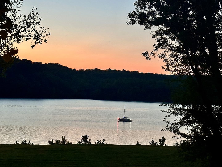 The Barge Inn: Your Epic Waterfront Escape! - Charlestown, IN