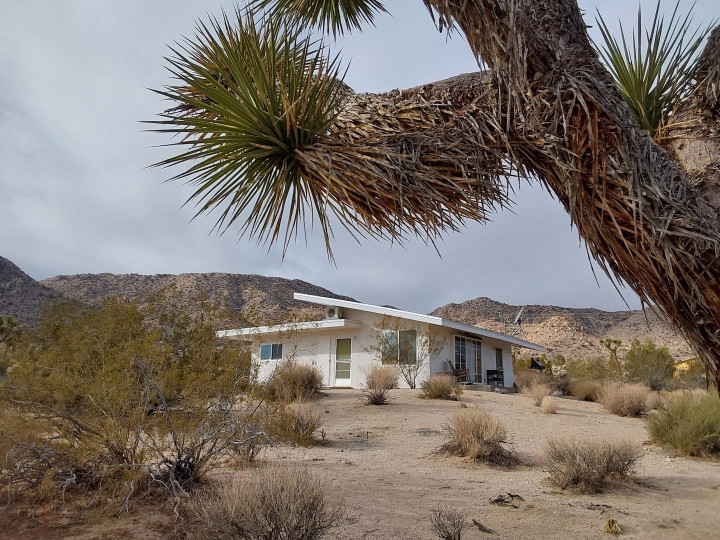 Shangri La-la-la-hot Tub Park Views Panoramic - Joshua Tree, CA
