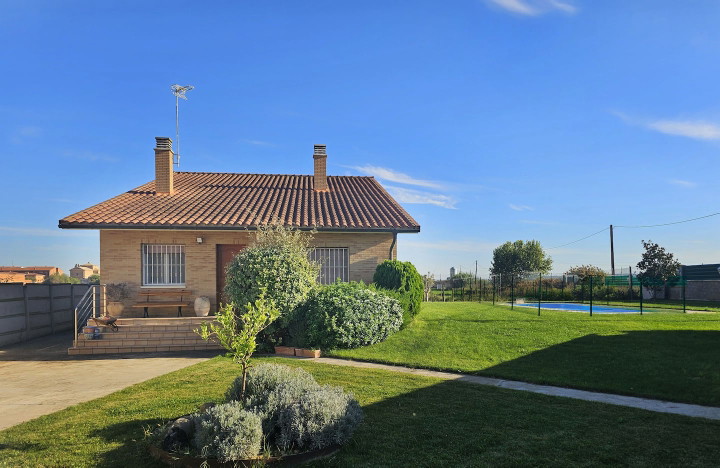 Complete House With 4 Bedrooms And 2 Bathrooms - Castejón
