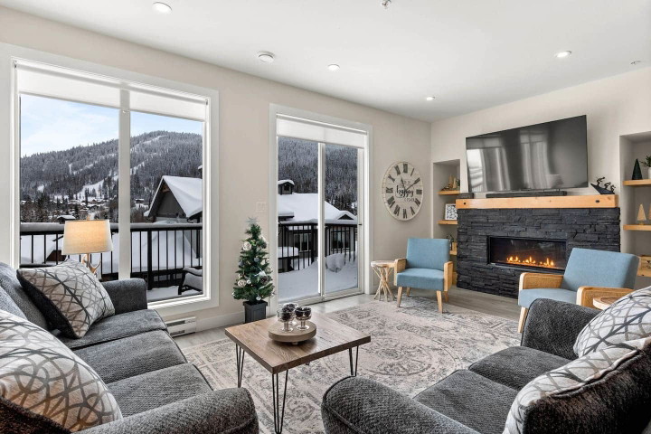 Spacious Alpine Retreat - W/hot Tub - Sun Peaks