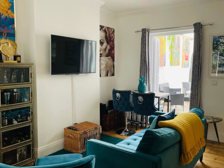 Stylish Two Bedroom, Two Bathroom Garden Flat - West Sussex