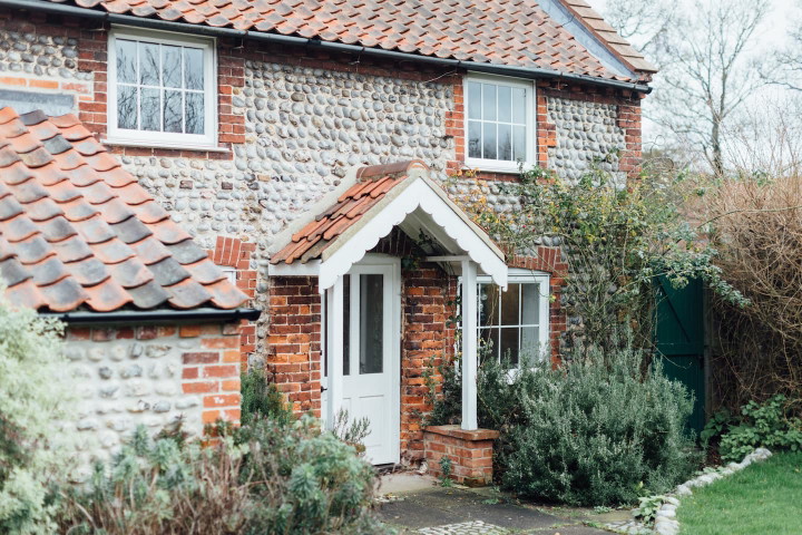 Charming Detached Flint Cottage On Village Green, 5 Minute Stroll To Beach - Norfolk