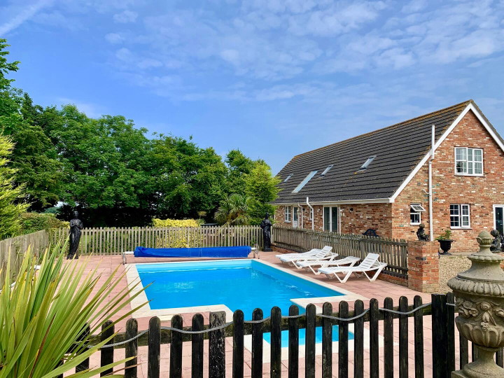 Large Group Countryside Escape With Pool + Hot Tub - England