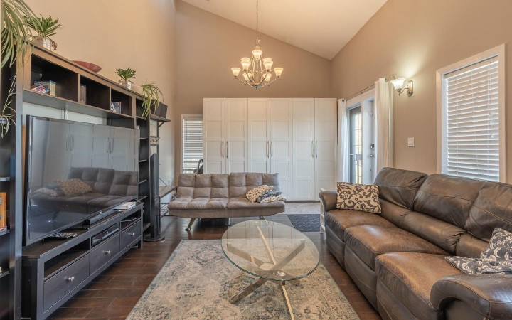 Large Room With Balcony - Yellowknife