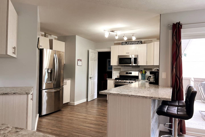 Newly Renovated Home / On Quiet Nature Sanctuary - Langford