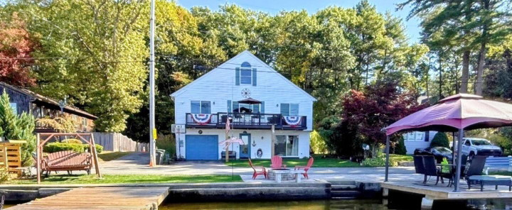 Beautiful And Spacious Waterfront Lake House. - Coventry, RI