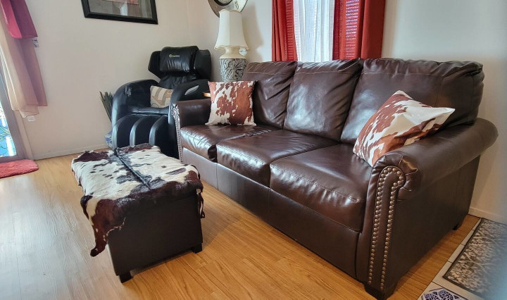 Cowboy House Massage Chair, Near I-70, Fenced Yard - Lawrence, KS